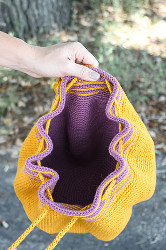 Ravelry: Reversible Scrunch Bag pattern by Brianna Iaropoli