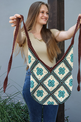 Ravelry: Modern Granny Square Tote Bag pattern by Brianna Iaropoli
