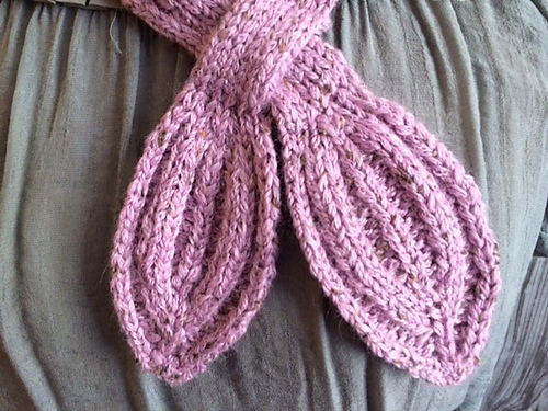 Ravelry: One Hank Leaf Neck Scarf pattern by Susan Mills Knits