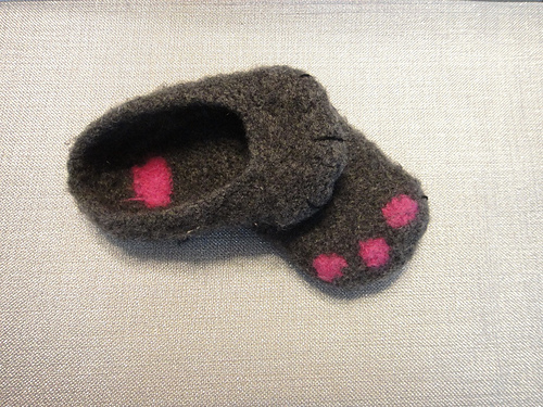Ravelry: Kitty Baby Slippers pattern by Anna Martynenko