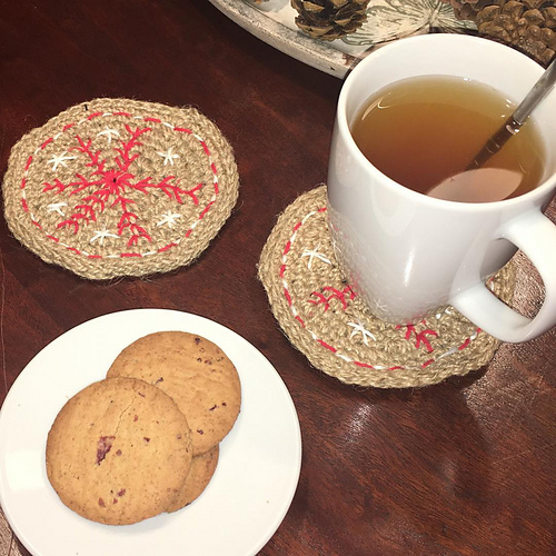 Ravelry: Christmas Jute Coaster pattern by Maria Sommer