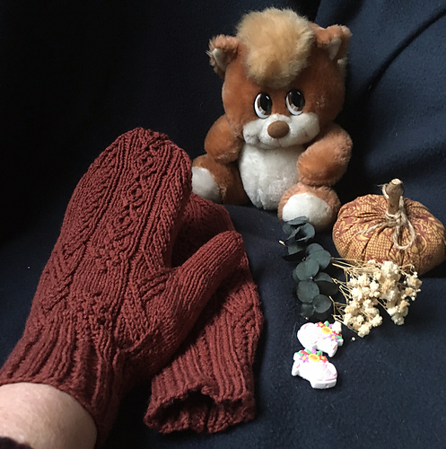 Ravelry: Lemon Drizzle Mittens pattern by Becky Greene