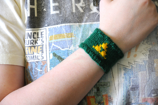Ravelry: Triforce Wristband (Knit Flat) pattern by Aliese Stipes