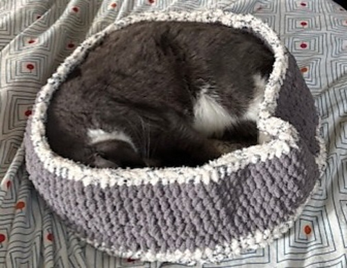 Ravelry: The Cozy Cat Bed pattern by Pam Carr