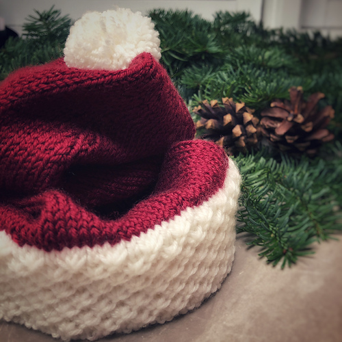 Ravelry: Snowflake Santa hat / Snefnug Nissehue pattern by The Knitiot