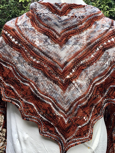 Ravelry: Curved Triangle Shawl pattern by Iris Schreier