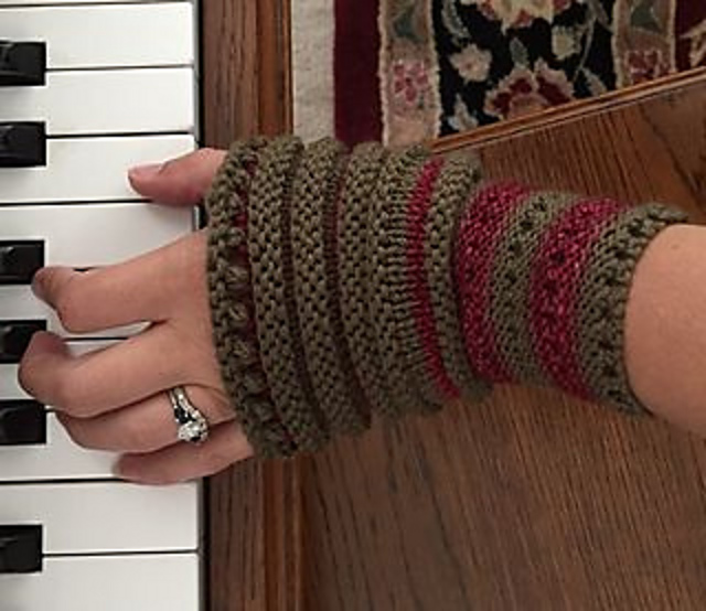 Ravelry: A Very Pretty Cuff or Graham Muffatees pattern by Laura Bain