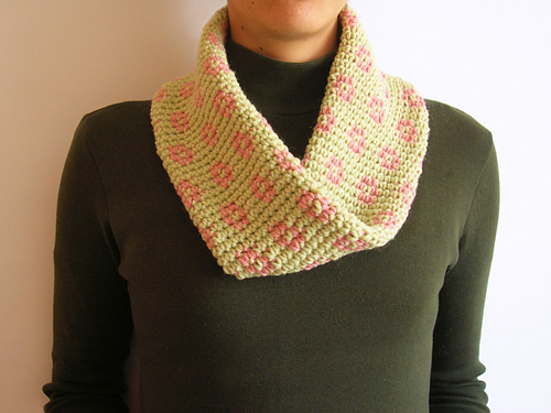 Ravelry: Flower cowl pattern by Maria Isabel