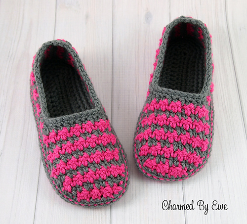Ravelry: Sea Breeze Houndstooth Slippers pattern by Maria Bittner