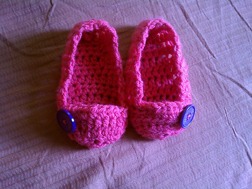 Ravelry: Cross Over Toe Baby Ballet Slippers pattern by Laura Hooker