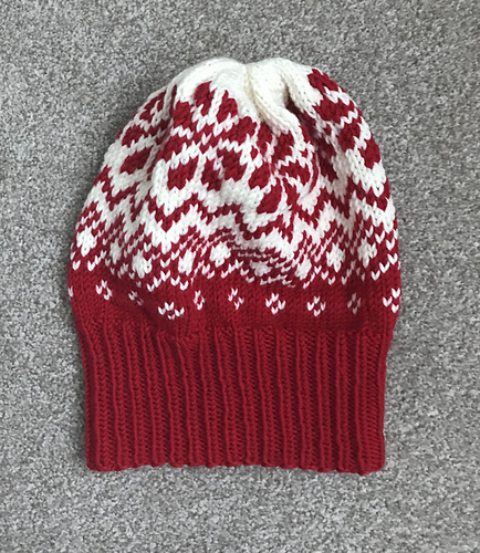 Ravelry: Scarlet Snowflake Hat pattern by EVVASH