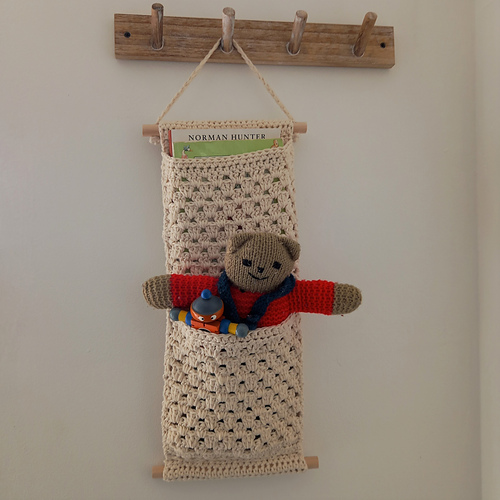 Ravelry: Wall Pockets pattern by Clare Blowers