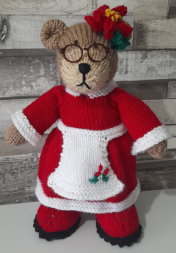 Ravelry: Mrs claus outfit for 8/9" softie pattern by Clickety clack ...