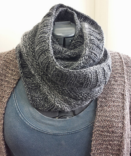 Ravelry: Luscious Moebius Cowl pattern by ColorWae