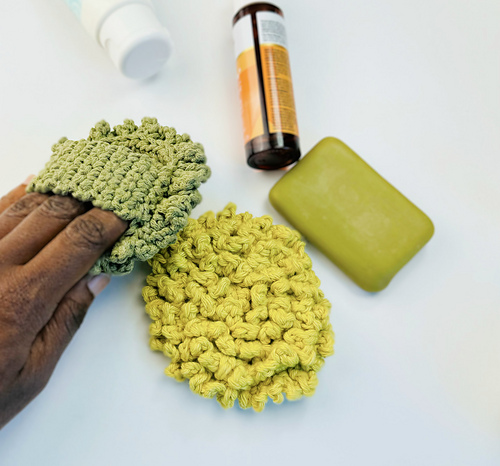 Ravelry: Ruffles Scrubbie pattern by Rose Obom