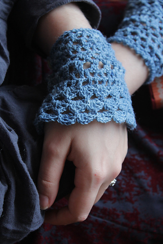 Ravelry: Crocheted Cuff in Shaded Wool pattern by Rigolette de la Hamelin