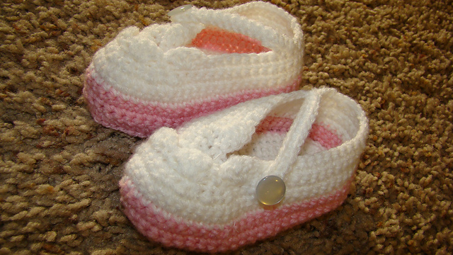 Ravelry: Baby Slippers pattern by Esther Leavitt