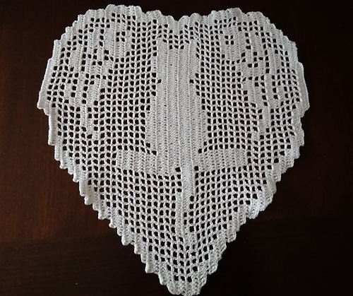 Ravelry: Cat filet heart doily pattern by Creazioni Fiopi