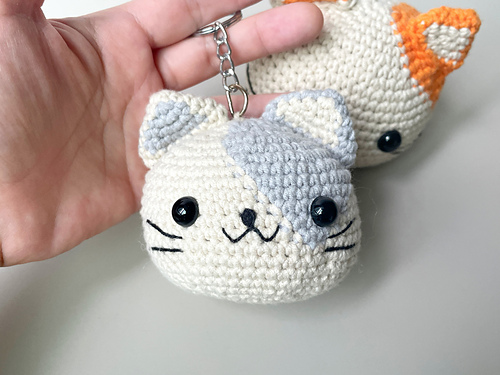 Ravelry: Amigurumi Cat Keychain pattern by Crochelah Wen