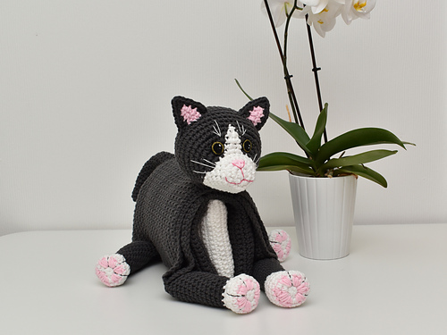 Ravelry: Cat Cuddle and Play Blanket pattern by Aneta Izabela