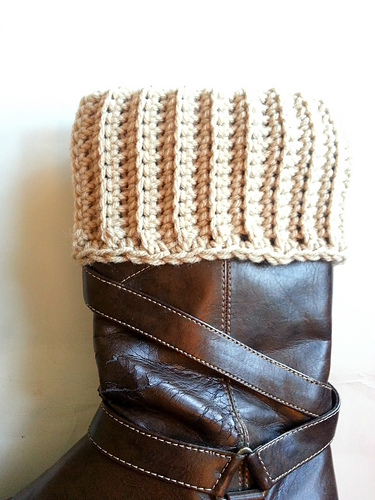 Ravelry: Simple Shell Boot Cuff pattern by Evonne Umbel