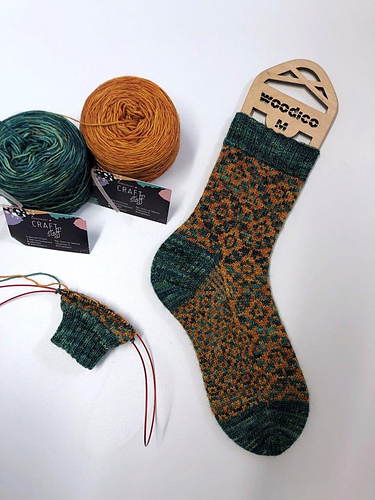 Ravelry: Connecting Socks pattern by DUCATHI