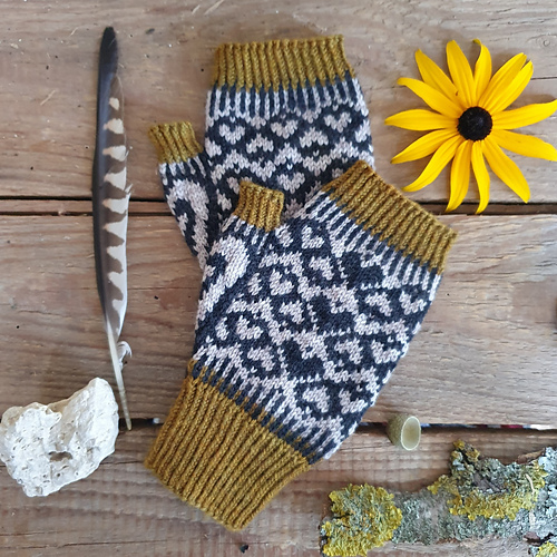 Ravelry: Spread Your Love Mitts pattern by DUCATHI