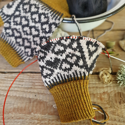 Ravelry: Spread Your Love Mitts pattern by DUCATHI