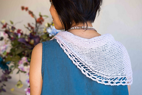 Ravelry: Demure pattern by Yumiko Alexander