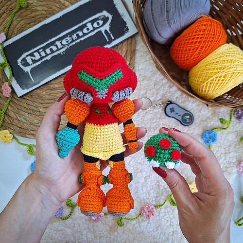 Ravelry: Samus Aran & Mini Metroid pattern by Danielle Magalhães