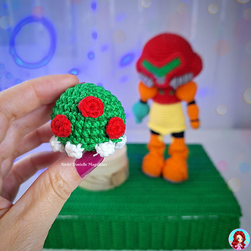 Ravelry: Samus Aran & Mini Metroid pattern by Danielle Magalhães
