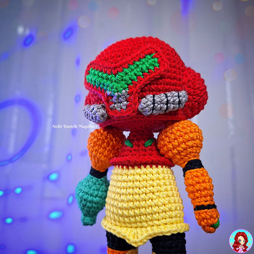 Ravelry: Samus Aran & Mini Metroid pattern by Danielle Magalhães