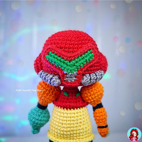 Ravelry: Samus Aran & Mini Metroid pattern by Danielle Magalhães
