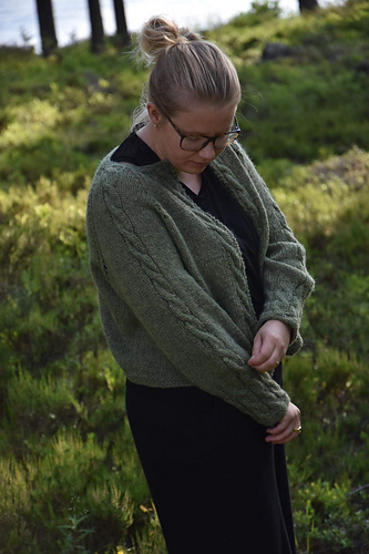 Ravelry: Koftan Fjäderlätt pattern by Garnfrun/ Helen Olsson