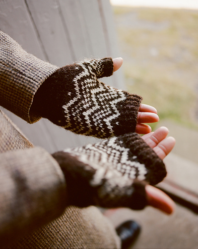 Ravelry: Aald Hoose Mitts & Hat pattern by Donna Smith