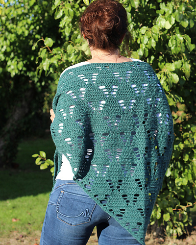 Ravelry: Under the tree shawl pattern by Dora Does
