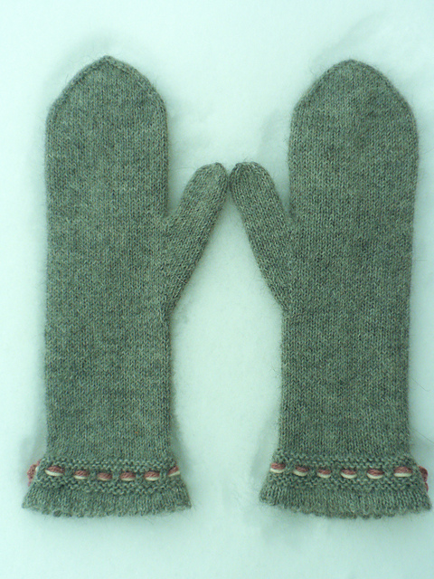 Ravelry: DorotheAmelia's Flower Power Mittens