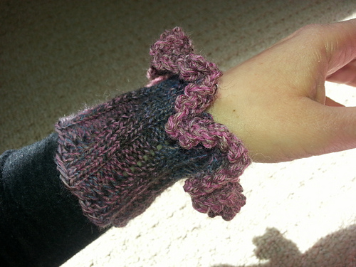 Ravelry: Flower Cuffs pattern by Maël Swysen