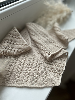 Ravelry: Charmes Shawl pattern by Dziergane Niebo