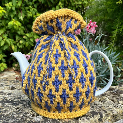 Ravelry: Medieval Cross Teapot Cosy - 4 Cup pattern by Joanna Marshall