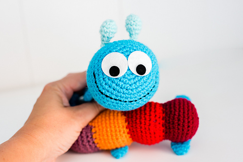 Ravelry: Decipede bug (diezpiés) pattern by El Gallo Bermejo