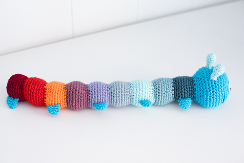 Ravelry: Decipede bug (diezpiés) pattern by El Gallo Bermejo