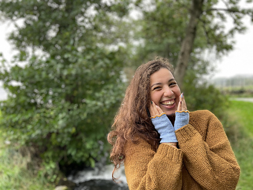 Ravelry: Muiríní mitts pattern by Purls Before Thyme Designs