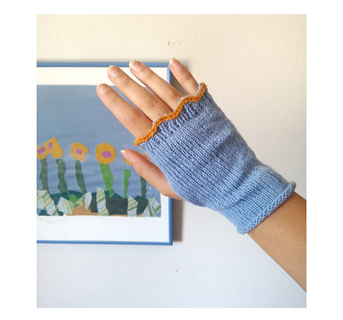Ravelry: Muiríní mitts pattern by Purls Before Thyme Designs