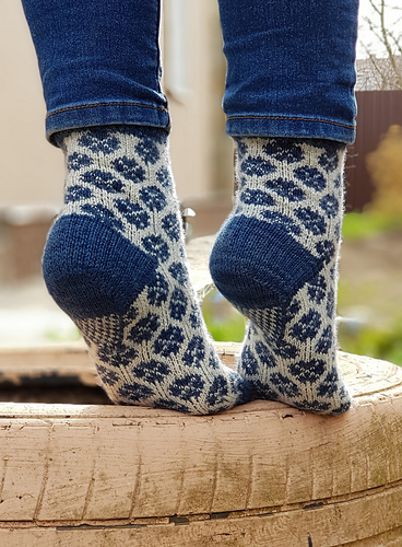 Ravelry: Russian gzhel socks pattern by Elizaveta Borovkova