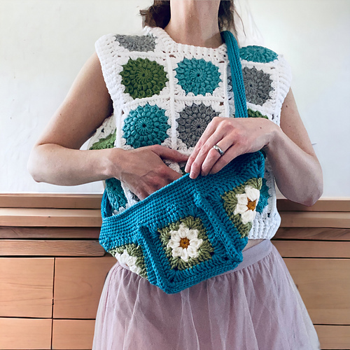 Ravelry: Ditsy Daisy Granny Square Bag pattern by Emilia Ansell