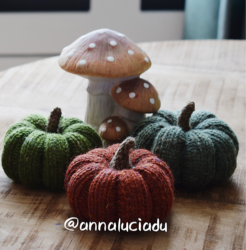 Ravelry: Halloween Rib Pumpkin pattern by Emma Du