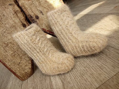 Ravelry: B31-25 Mini Snow Boots pattern by DROPS design