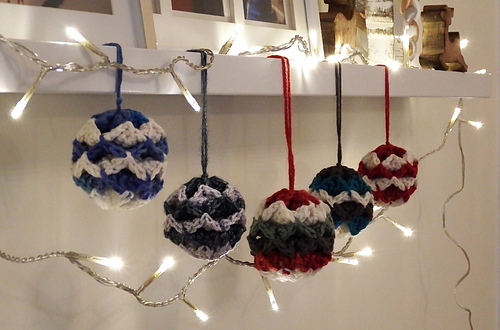 Ravelry: Simple Origami Baubles pattern by Esther Chandler