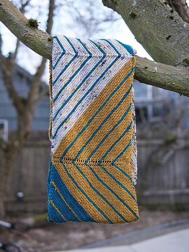 Ravelry: Flying Triangles Cowl pattern by Emily Devlin